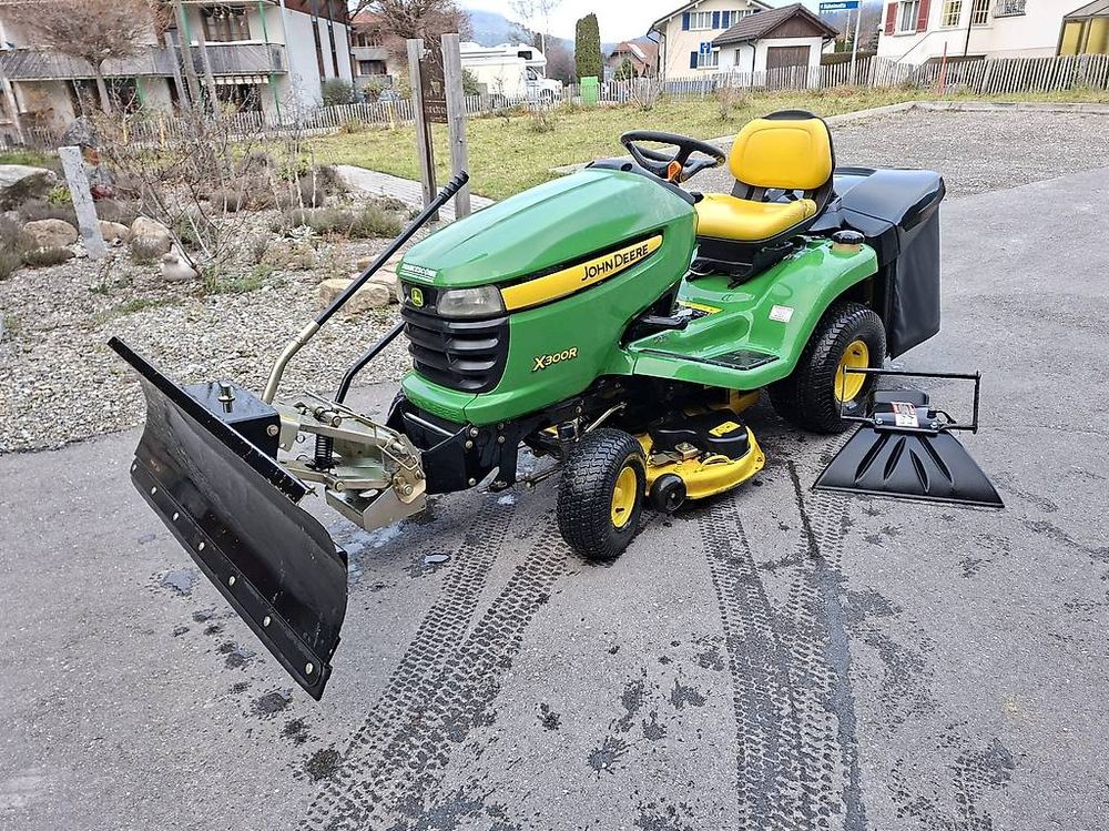 John Deere Rasentraktor X300R - mit Schneepflug (Gebraucht) in Plaffeien für CHF 3500 – nur ...