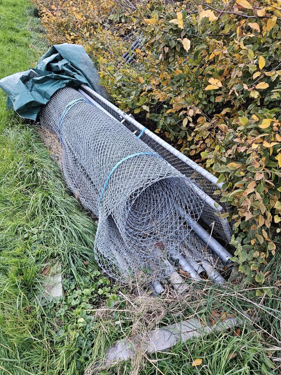 Robuster Maschendrahtzaun mit Tor, Pfosten und Querverbinder (Gebraucht ...