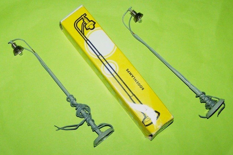 Märklin H0 7048: 2x Bogenlampe mit Gittermast (Neu (gemäss Beschreibung ...