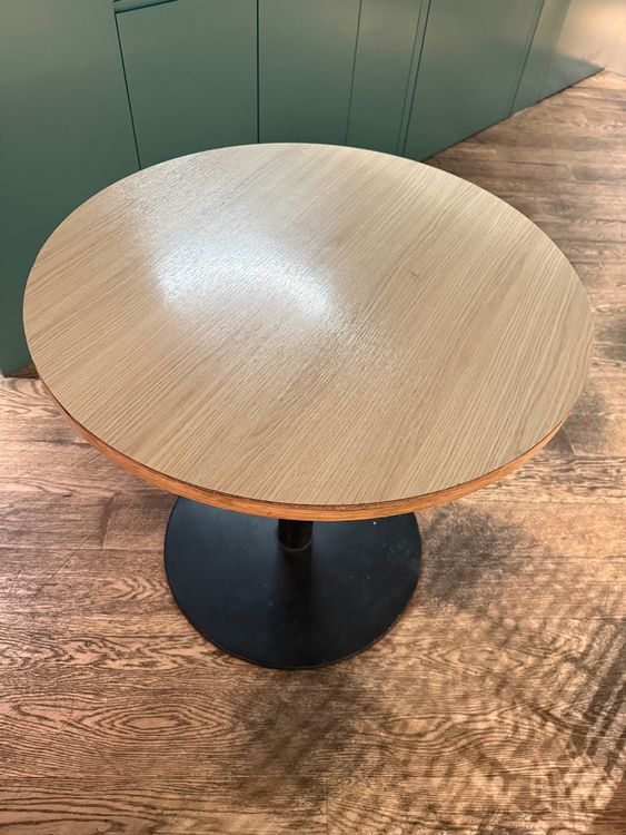 Table ronde en bois usée (D'occasion) à La Conversion pour CHF 60 ...