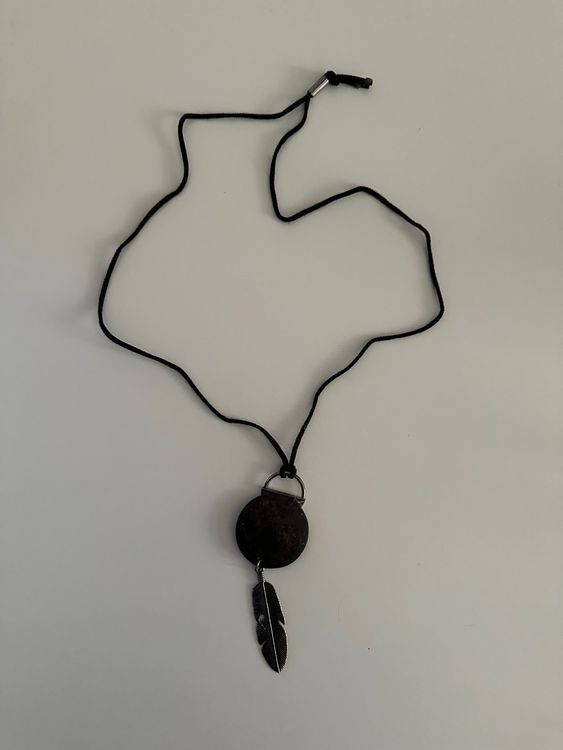 Kette mit Holzplättchen und Feder-Anhänger (Gebraucht) in Zürich für ...