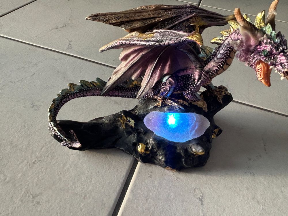Drachenfigur,der Stein ist beleuchtet und wechselt die Farbe (Gebraucht ...