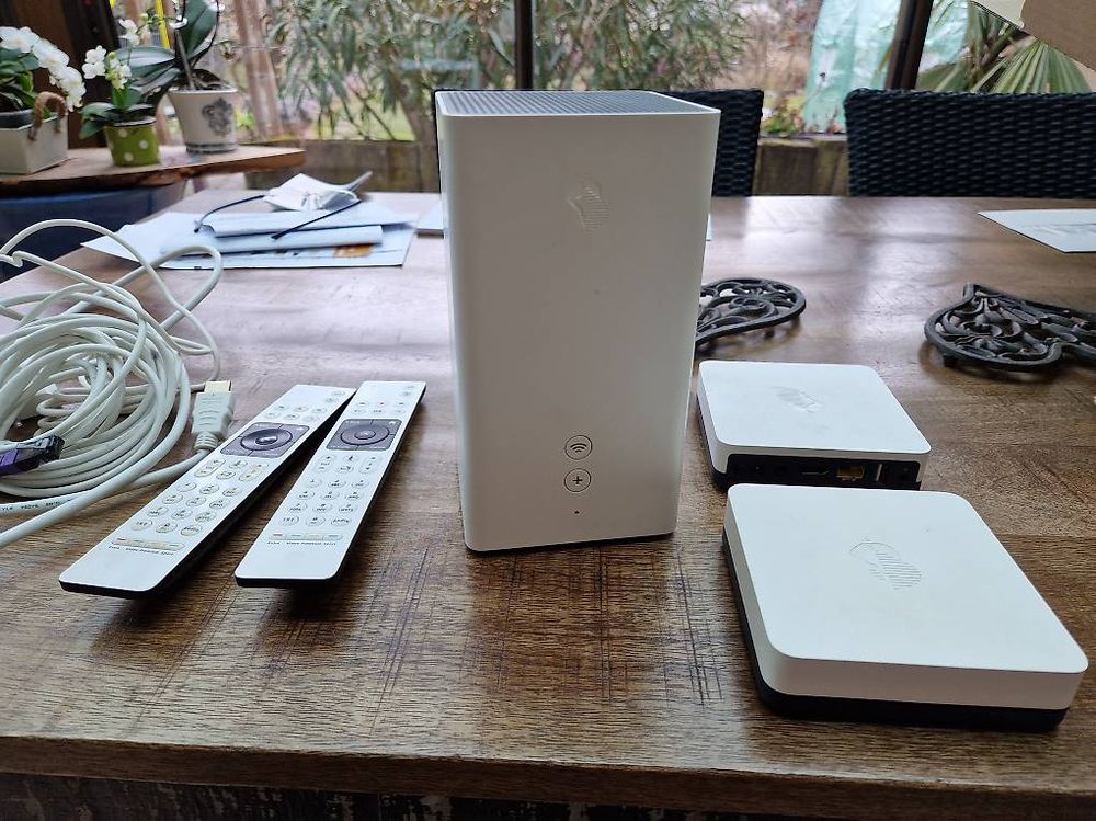 Internet box 2 Swisscom et TV box (Gebraucht) in Bellevue für CHF 1 ...