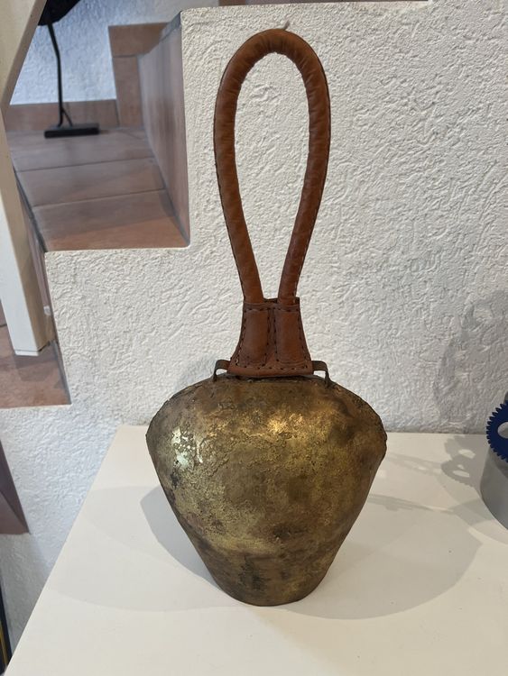Ancienne cloche de vache suisse en laiton cuir (Gebraucht) in Crissier für CHF 22 – mit ...