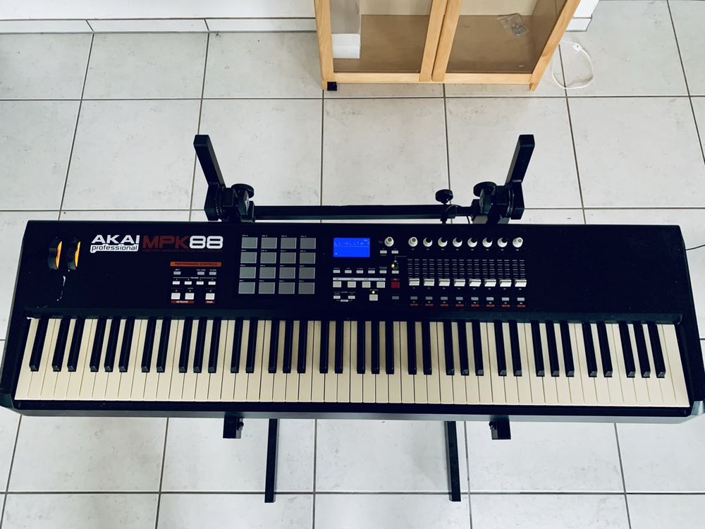 Akai MPK88: 88-Note Weighted Keyboard inkl. stand/pedal (Gebraucht) in ...
