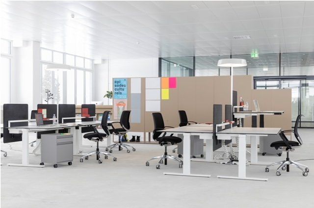 Bürotisch höhenverstellbar, ergonomisch Neupreis CHF 1'960.- (Gebraucht) in Altendorf für CHF ...