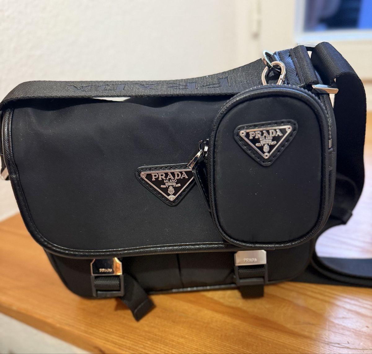 Sac bandoulière Prada noir avec porte-monnaie, comme neuf (D'occasion ...