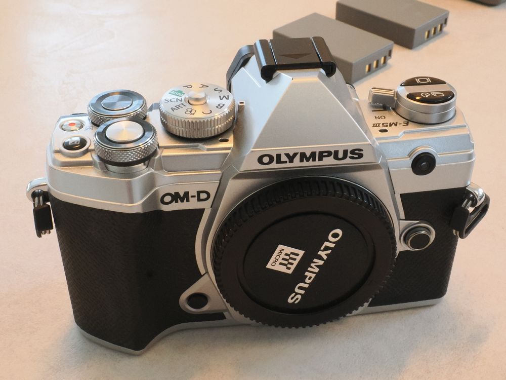 Olympus E-m5 Mark3 mit Grip und Zwei Akkus (Gebraucht) in Luzern für ...