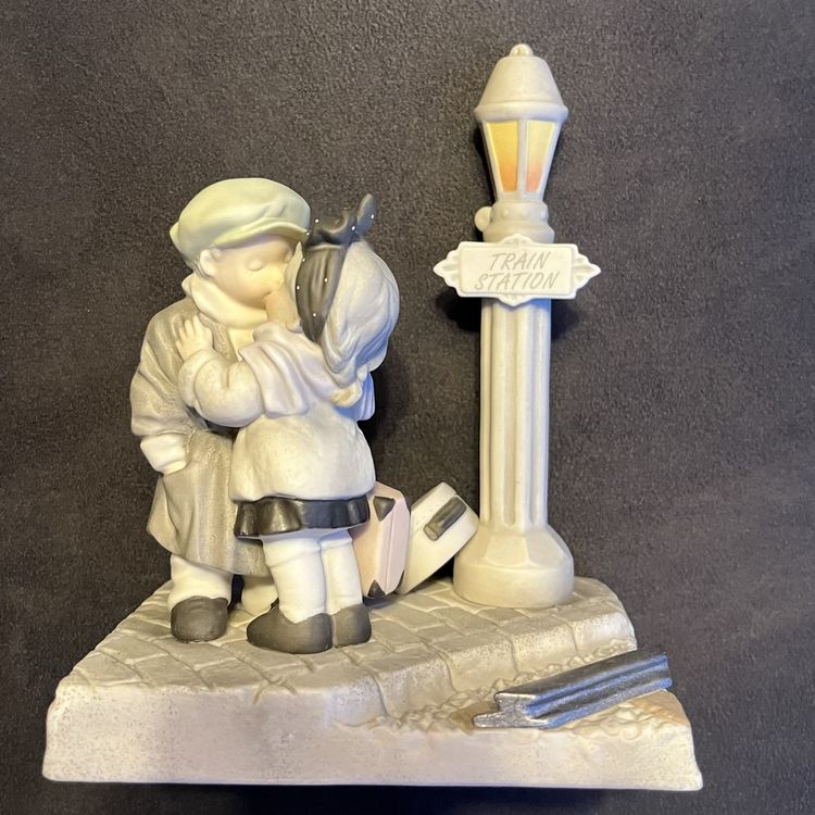 Kim Anderson: Liebespaar an der Station Figur (Neu (gemäss Beschreibung ...