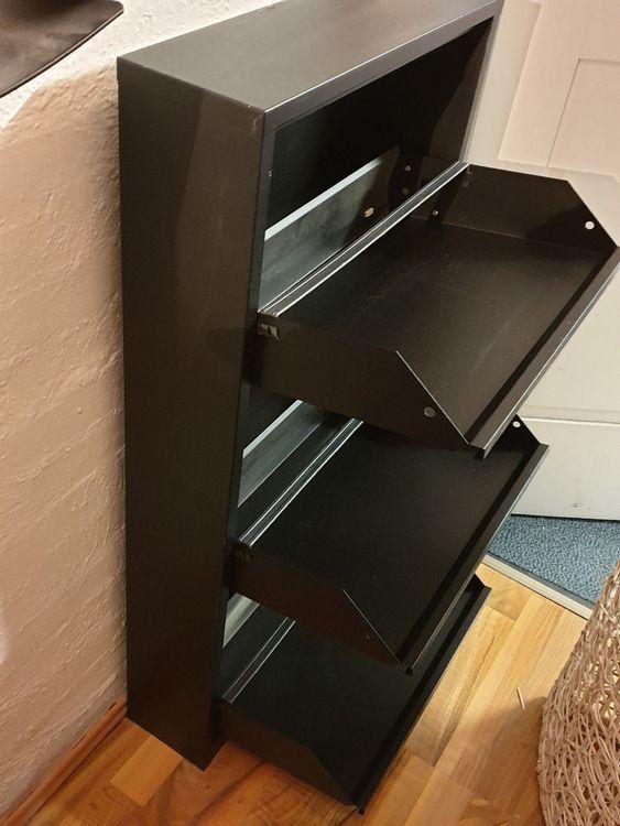 Metall-Schuhschrank mit 3 Klappen (Gebraucht) in Flawil für CHF 25 – nur Abholung auf Ricardo kaufen