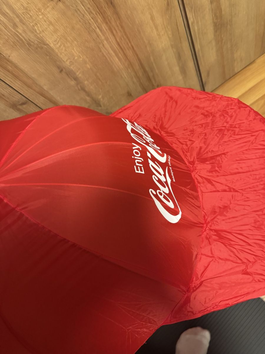 Parapluie Coca-Cola rouge neuf avec poignée en bois, (D'occasion) à ...