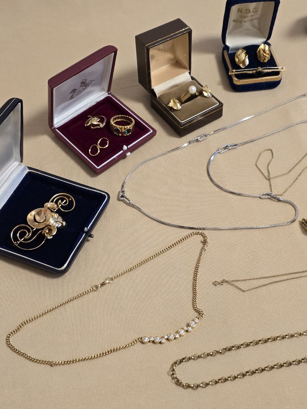 LOT Schmuck (Defekt) in Dottikon für CHF 1 – mit Lieferung auf Ricardo ...