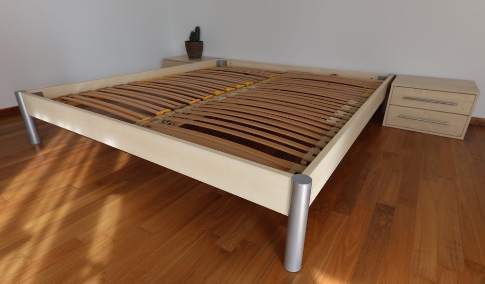Doppelbett mit 2 Lattenrosten und 2 passenden Nachttischen | Kaufen auf ...