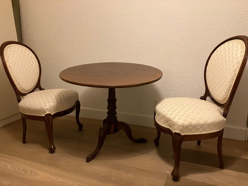 Table et 2 chaises anciennes - Charme d'antan garanti! (D'occasion) à ...