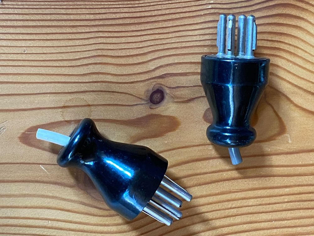 T+T Telefon Stecker 4-polig Mod. 29/50 schwarz - antik | Kaufen auf Ricardo