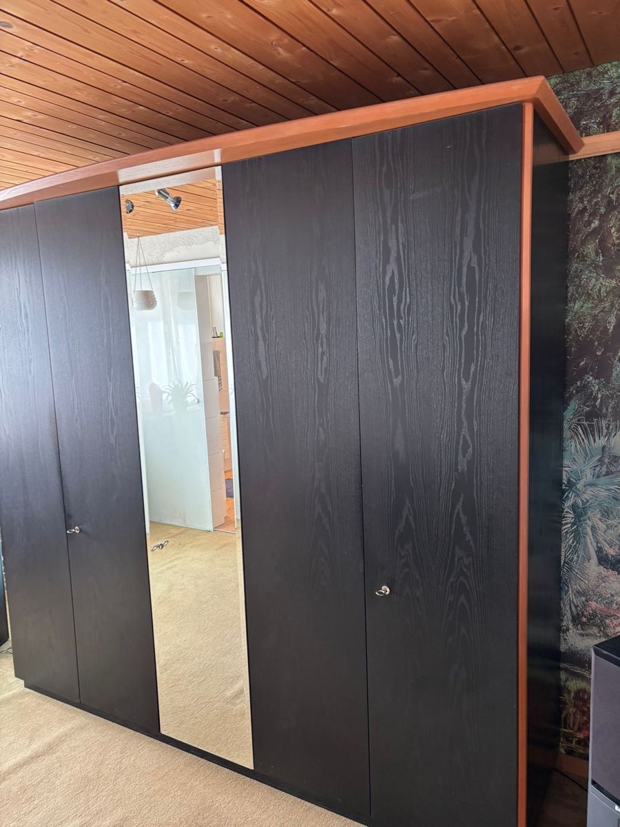 Grosser Kleiderschrank, schwarz mit Spiegel, Top Zustand! (Gebraucht ...