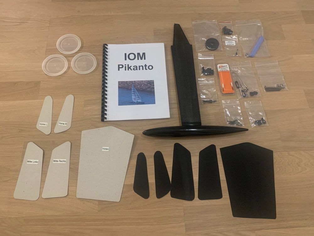 IOM RC Segelschiff Pikanto / Rigg Gr. 1 + 2 / Bootsständer (Neu (gemäss ...