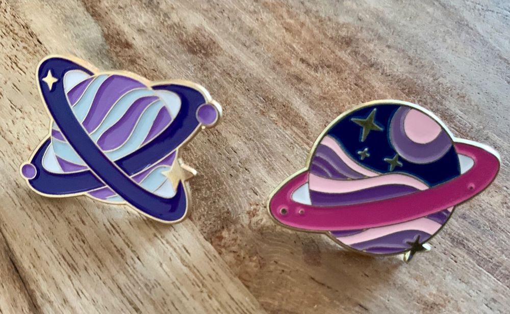 2x Pin Planeten / Weltraum (Neu und originalverpackt) in Geneve für CHF 1.7 – mit Lieferung auf ...