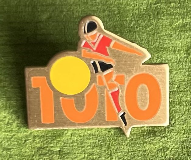 Toto Fussball Pin (Gebraucht) in Itingen für CHF 2 – mit Lieferung auf ...
