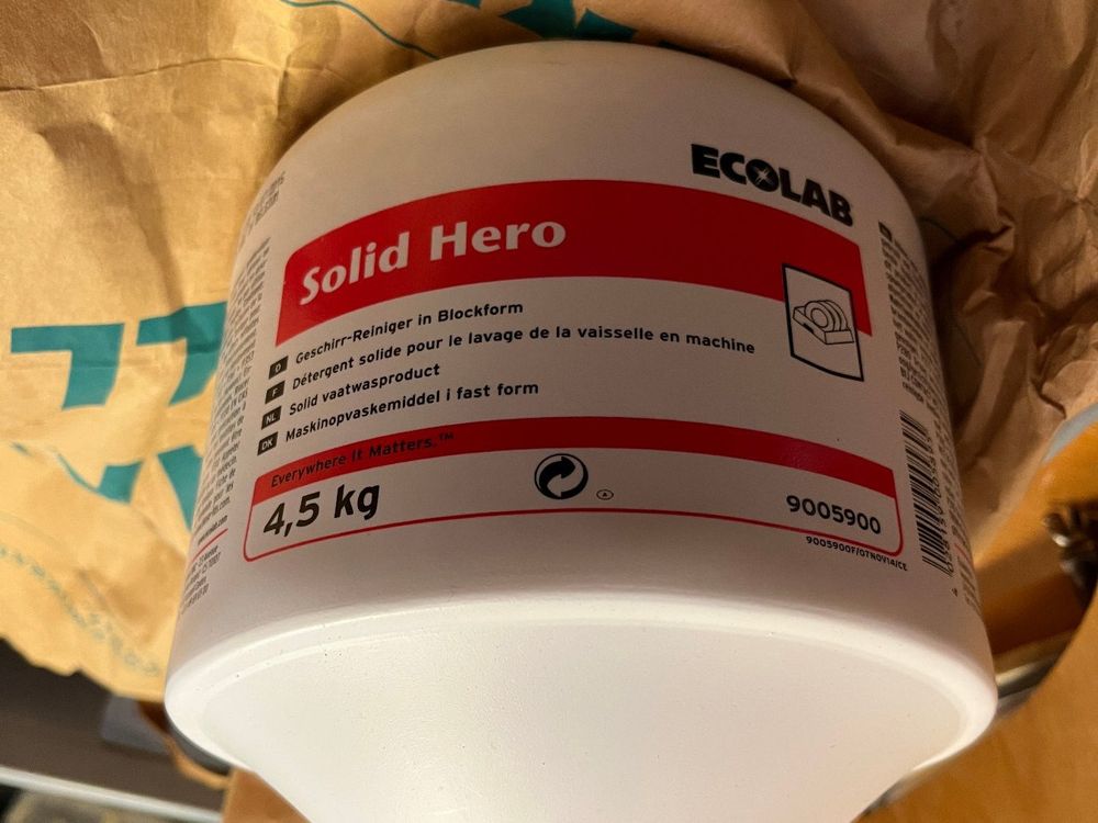 Geschirr-Reiniger für Grossküche (7+1 x 4.5kg Solid Hero) (Gebraucht) in Basel für CHF 1 – nur ...