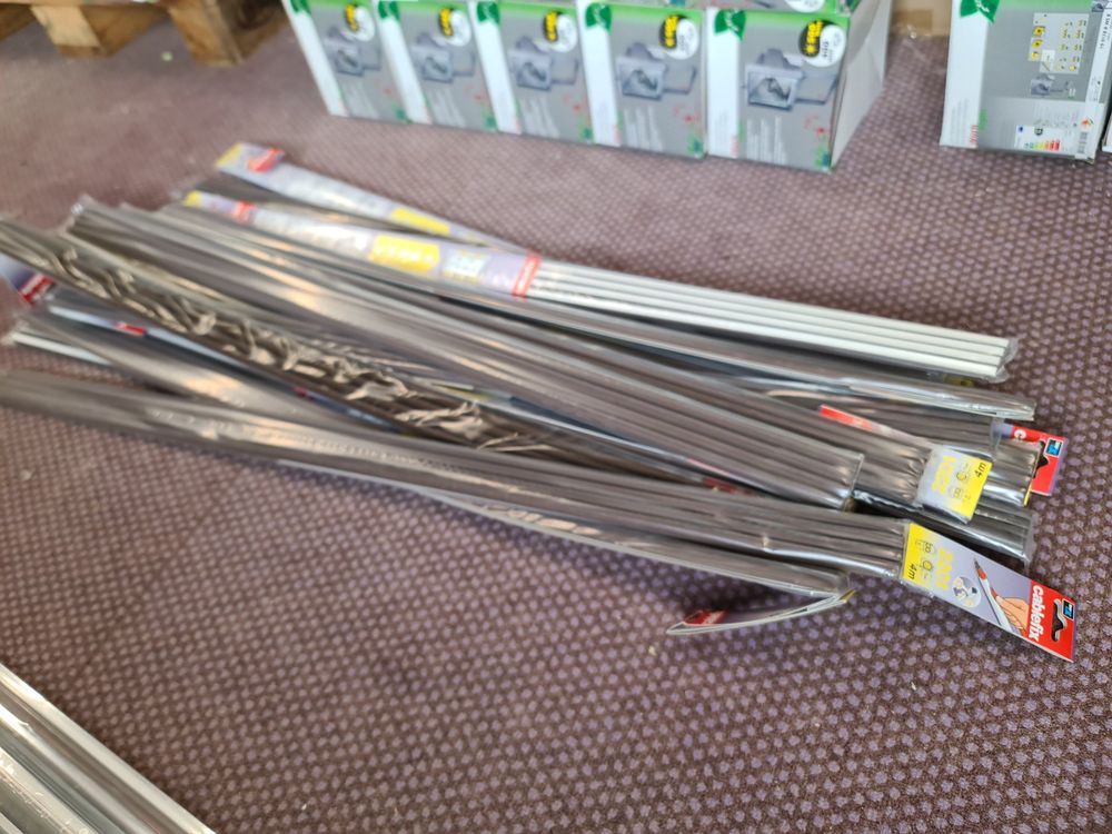 Posten Gummi selbstklebende Kabelkanäle in braun ab 1.- (Neu und originalverpackt) in Krinau für ...