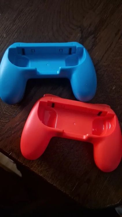 NEU 2 Griff-Halterung für Nintendo Switch Joy-Con Weiss (Neu und originalverpackt) in Wittenbach ...