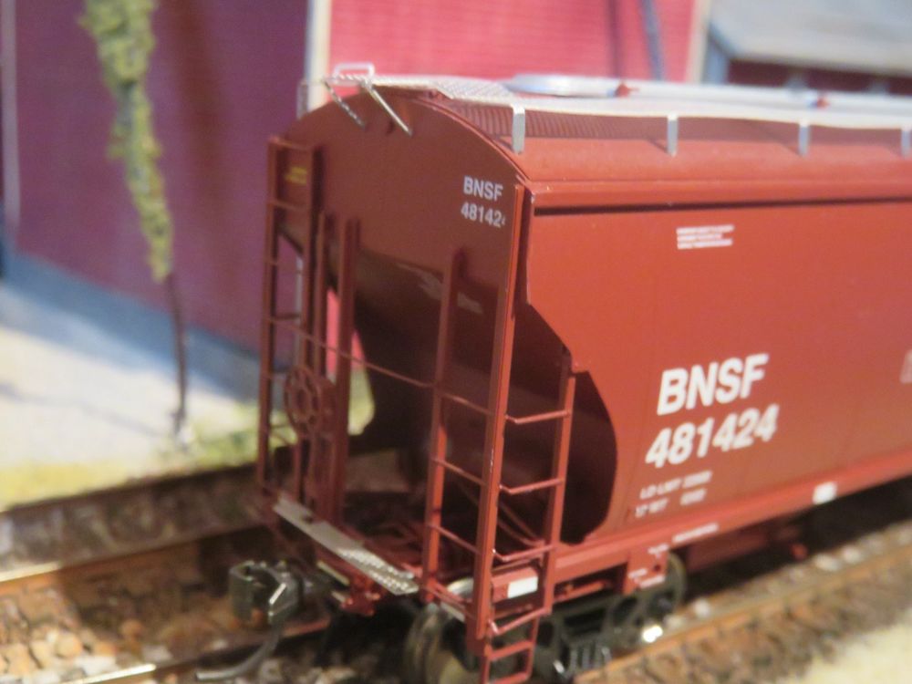 Athearn GenesisG4287 BNSF Covered Hopper (Gebraucht) in Bussnang für ...