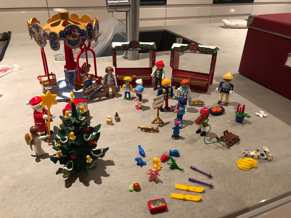 Playmobil Weihnachtsmarkt mit Karussell 4888 und 4891) (Gebraucht) in ...