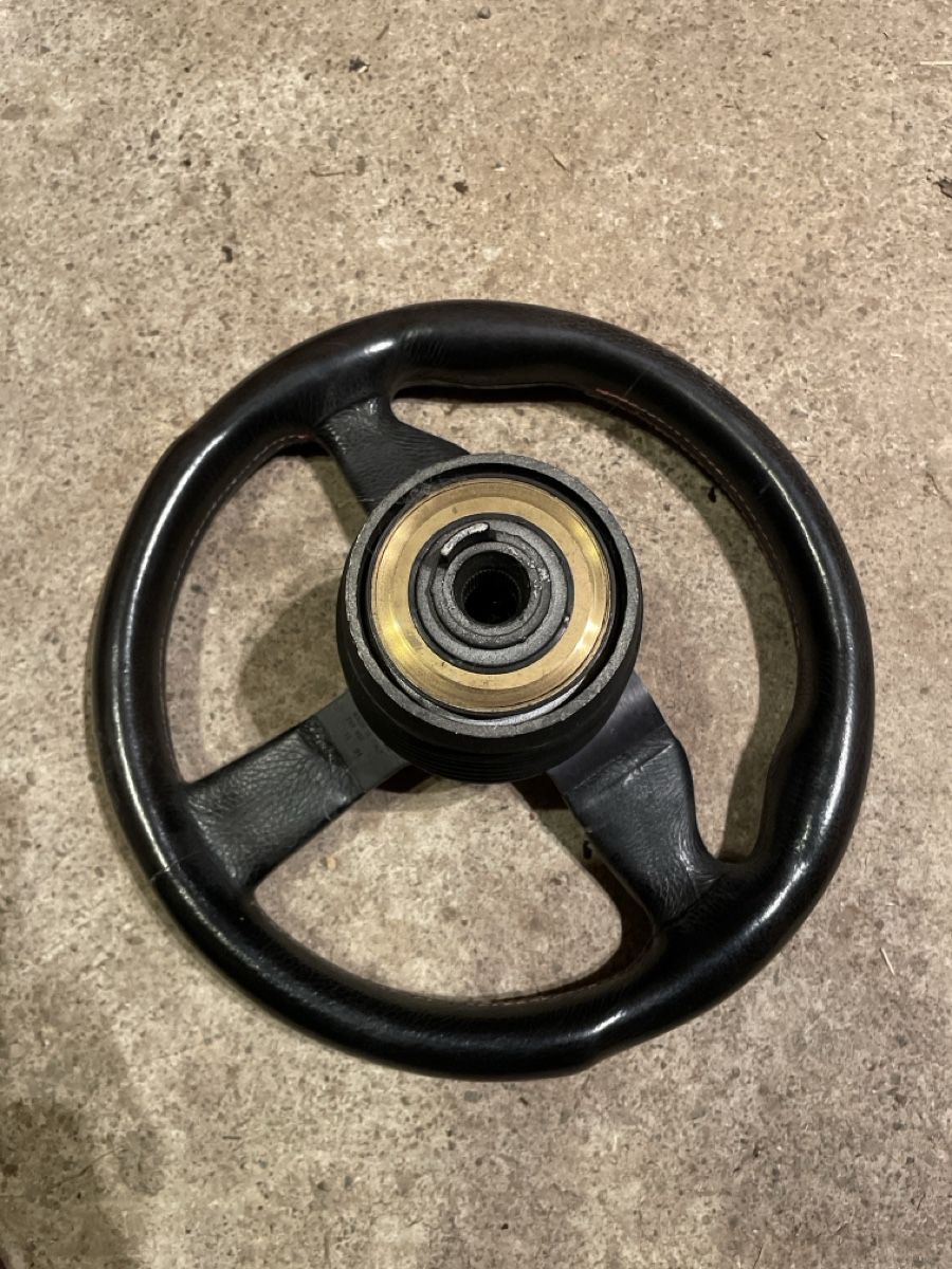 Momo Lenkrad mit Nabe (Gebraucht) in Mettmenstetten für CHF 54 – mit Lieferung auf Ricardo kaufen