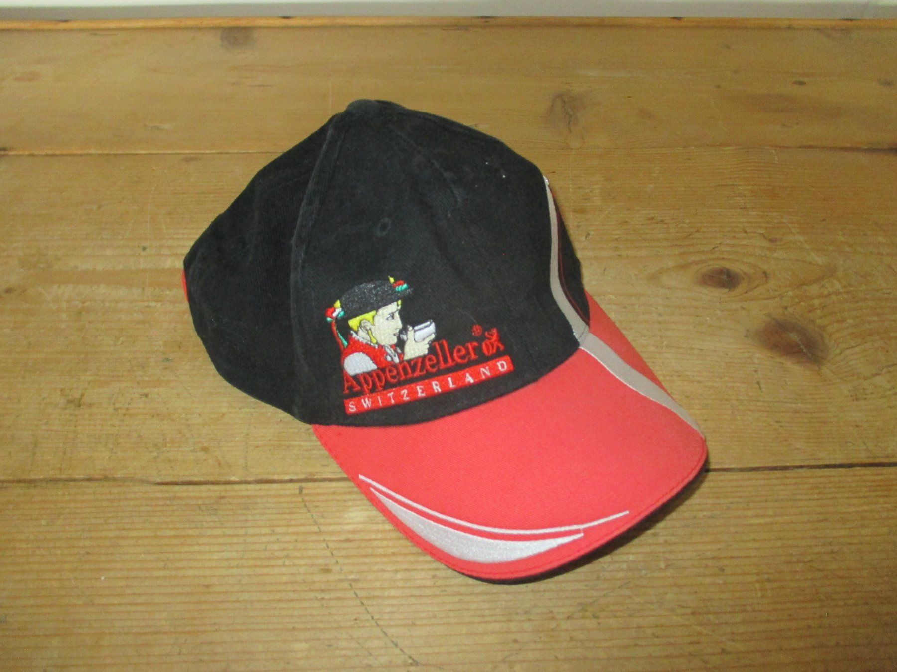 Appenzeller Cap, Schwarz/Rot (Gebraucht) in Flims - Dorf für CHF 5 ...