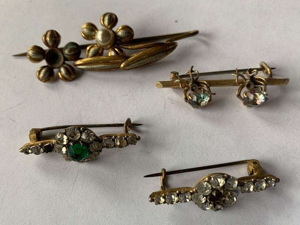 4 Antike Broschen mit Steinen (Gebraucht) in Märwil für CHF 5 – mit ...