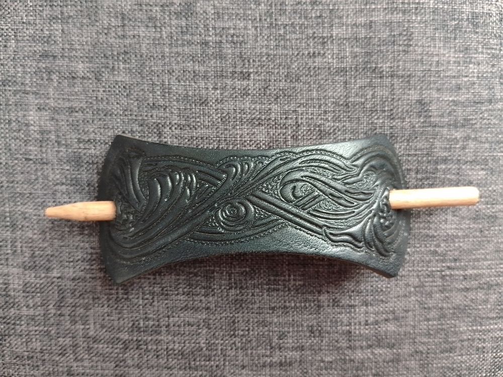 Haarspange aus Holz und Leder mit schönem Motiv (Gebraucht) in Ettingen für CHF 5 – mit ...
