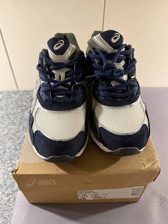 O asics Grösse 42 1/2 blau weiss Neu (Gebraucht) in Ennetbürgen für CHF 99 – nur Abholung auf ...