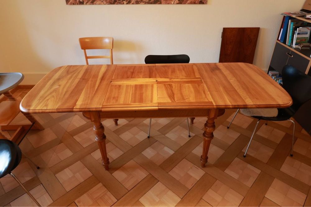 Tisch Nussbaum massivholz ausziehbar (Gebraucht) in Zürich für CHF 150 – nur Abholung auf ...
