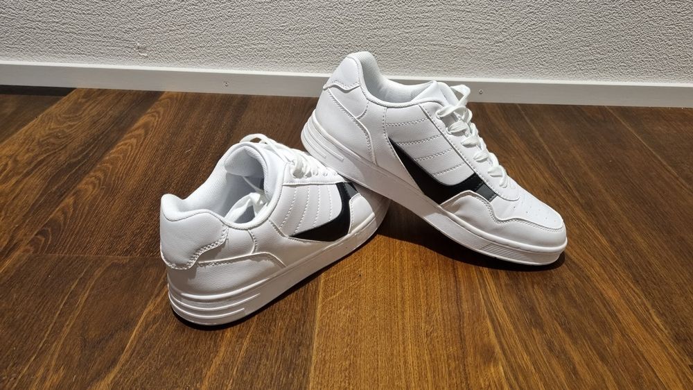 Vty Sneakers, 43, weiss (Neu (gemäss Beschreibung)) in für CHF 5 – mit ...