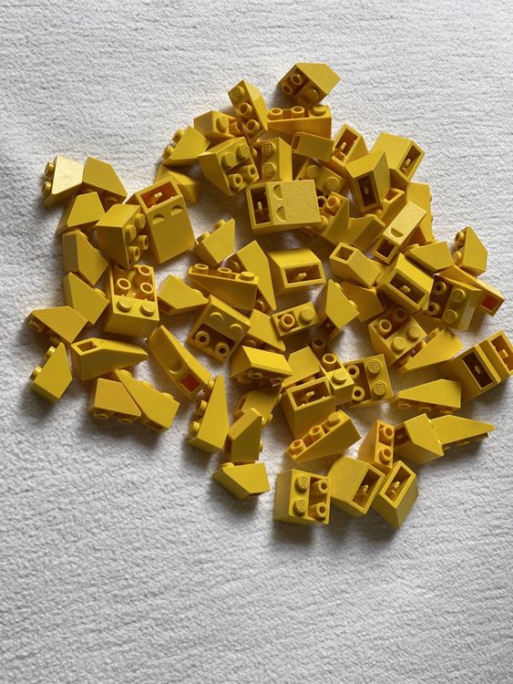 Lego - 70 Gelbe schräge negative Steine | Kaufen auf Ricardo
