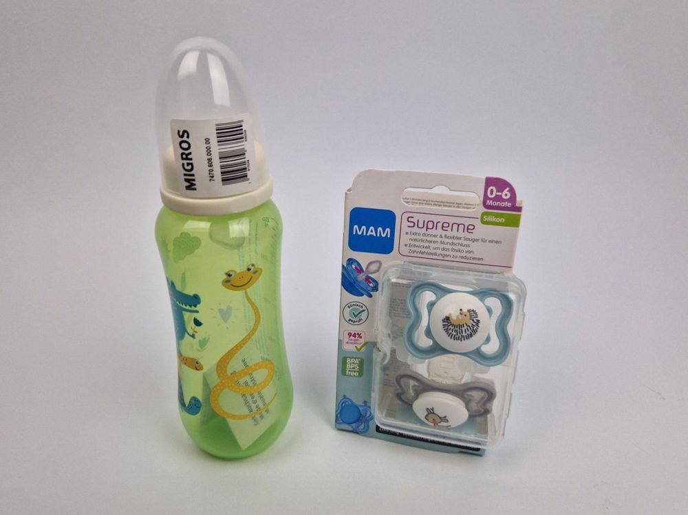 Zwei Nuggis und ein Baby Trinkflasche (Neu und originalverpackt) in ...
