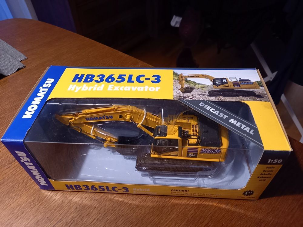Modellbagger Komatsu HB365LC-3 Hybrid (Neu und originalverpackt) in ...