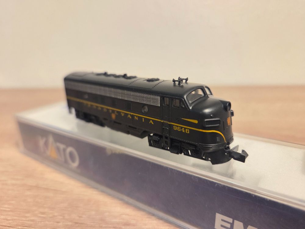 Kato N 176-093 Diesellok EMD F7 Pennsylvania (Neuf avec emballage d'origine) à St-Aubin-Sauges ...