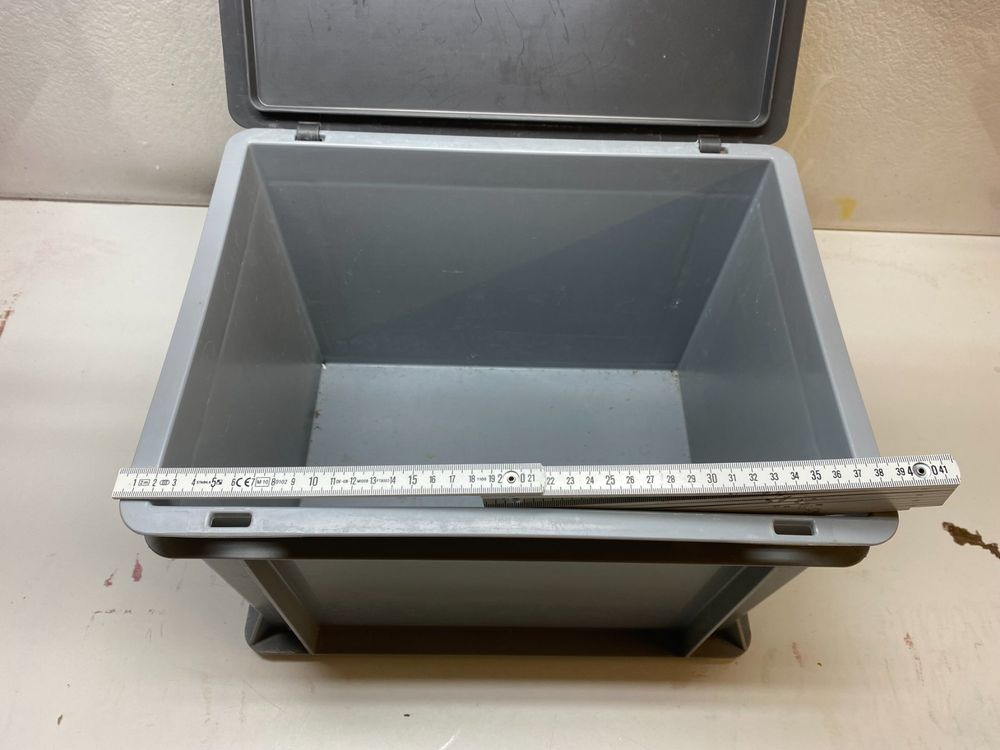 Stabile Kunststoffbox mit Deckel 40x30x28 cm (Gebraucht) in für CHF 7 ...