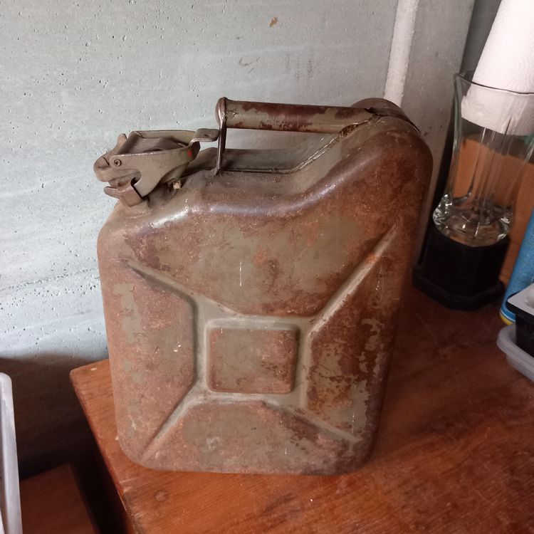Ancienne jerricane essence métal armée collection 20L (Gebraucht) in ...