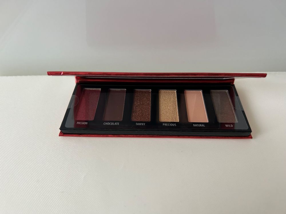 DOUGLAS Eyeshadow palette NEW (Neu und originalverpackt) in Muzzano für CHF 5 – mit Lieferung ...