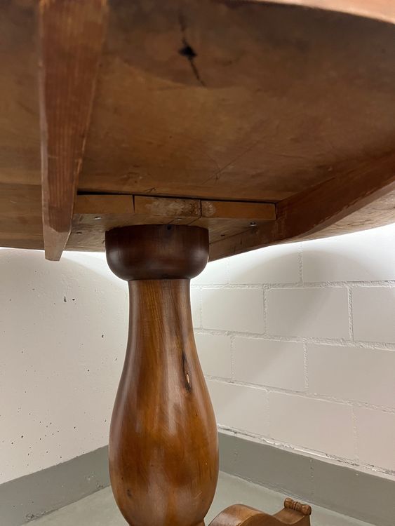 Runder, antiker Esstisch mit schönem Fuss | Kaufen auf Ricardo