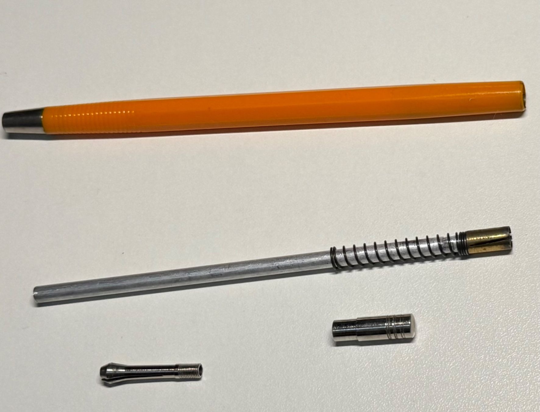 Porte-mines orange (D'occasion) à Denges pour CHF 1 – avec livraison ...