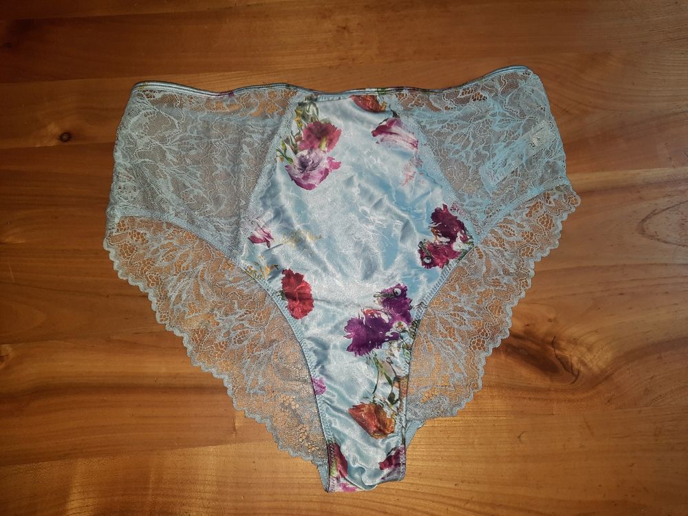 Hell Blauer Slip mit Satin und Spitzen Gr 44 | Acheter sur Ricardo