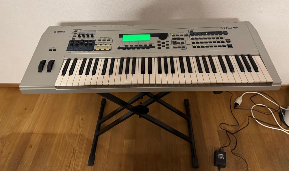 Yamaha MO6 61-Key Music Production Synthesizer Workstation (Gebraucht ...