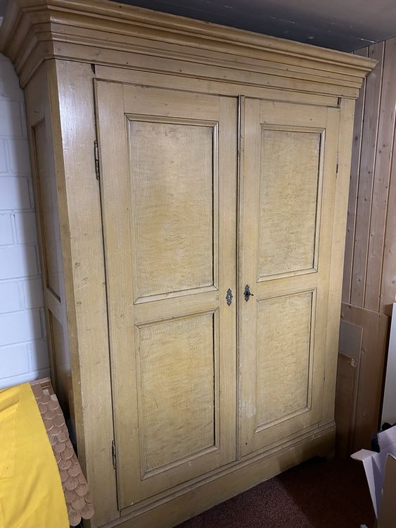 Antiker Kleiderschrank massiv Holz zweitürig (Gebraucht) in Zürich für ...