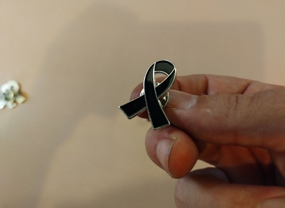 50x Trauer Schleifen Anstecker - Broche Pins ruban noir (Neu und ...