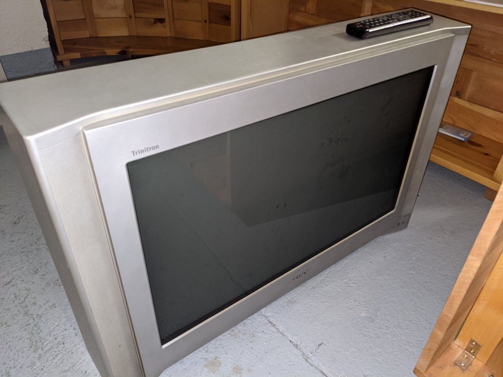 Sony Trinitron Fernseher + TV Stand | Kaufen auf Ricardo