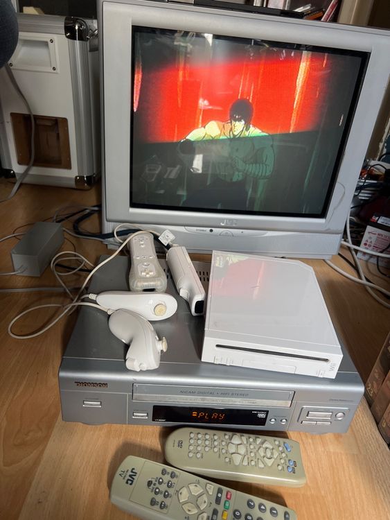 TV JVC Cathodique écran plat + lecteur VHS avec K7 KEN (Gebraucht) in St imier für CHF 69 – nur ...